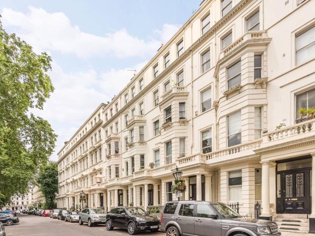apartment in Stanhope Gardens