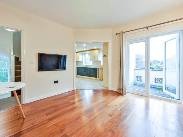 apartment in Summer Road