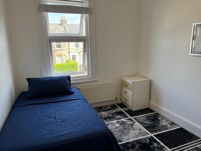 apartment in Sunny Gardens Road, London, NW4