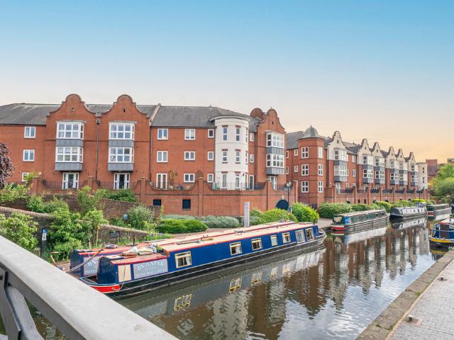 apartment in Symphony Court, Birmingham, B16 8AG