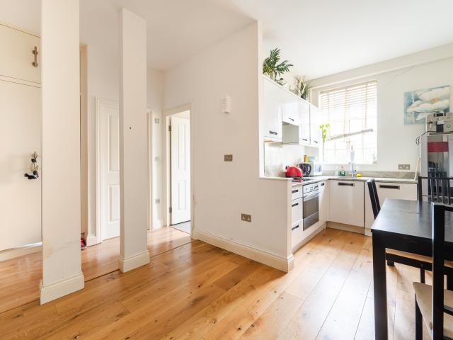 apartment in Porchester Gardens