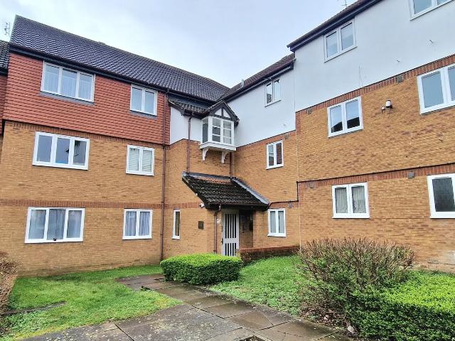 apartment in Pentland Ave Edgware, HA8