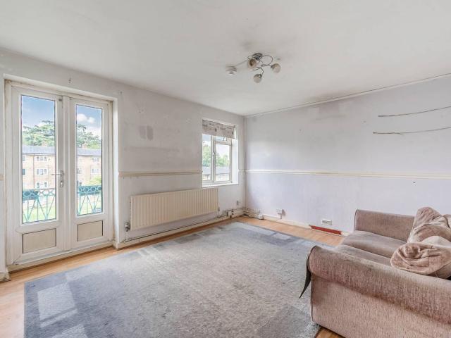apartment in Pinner Grove