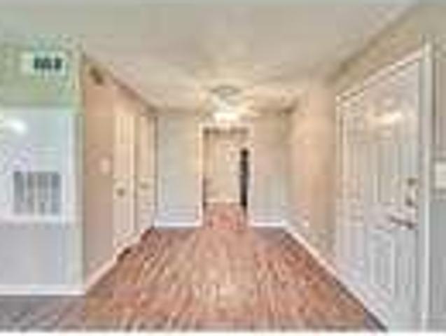Apartment in prime location. $985/mo