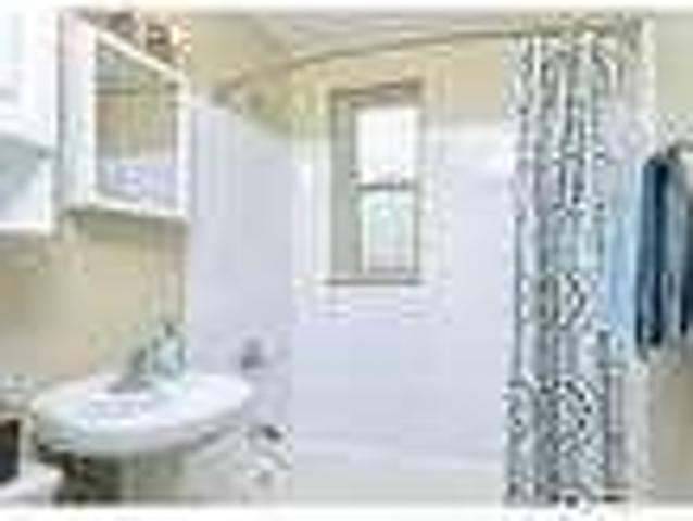 Apartment in prime location. Single Car Garage!