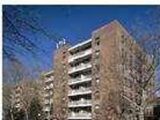 Apartment in prime location. Single Car Garage!