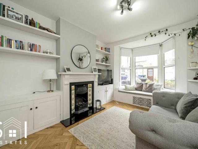 apartment in Princes Road, London, W13 9AS