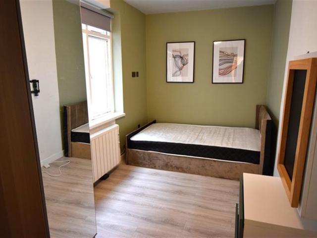apartment in Queen’s Gardens, W2