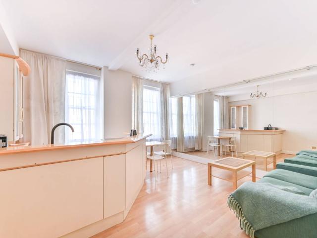 apartment in Queensway