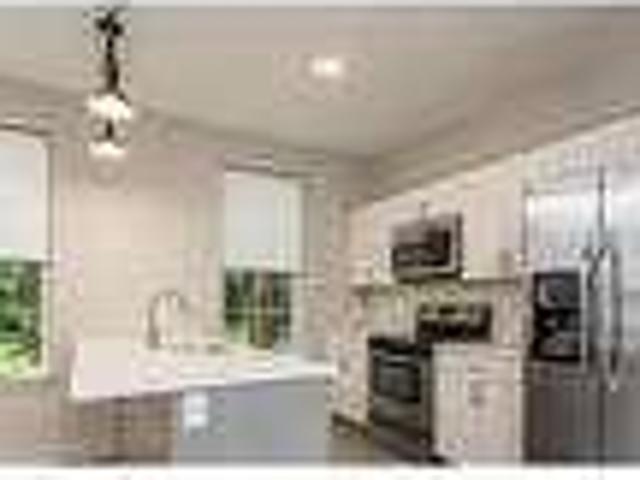 Apartment in quiet area, spacious with big kitchen. Pet OK!