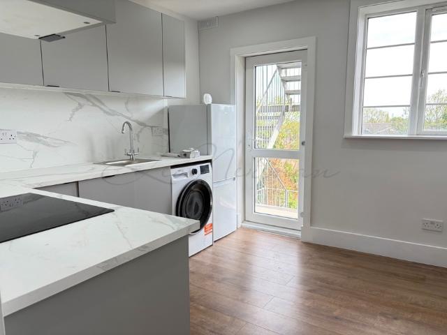 apartment in Rosebank Way,Acton, W3