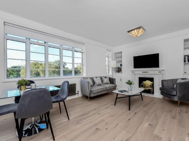 apartment in Rosscourt Mansions, Buckingham Palace Road, Westminster