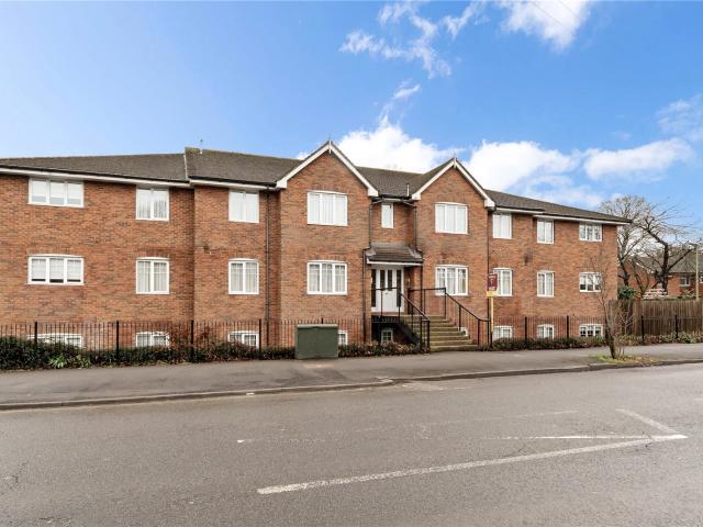 apartment in Reading Road, Farnborough, Hampshire, GU14 6ND