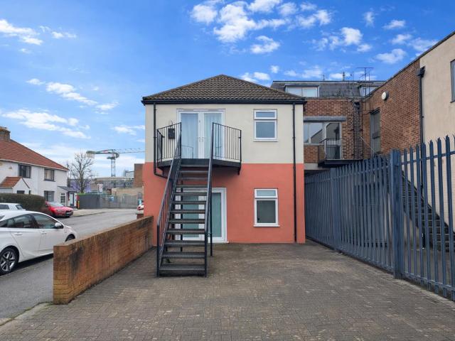Apartment In Red Lion Road, Tolworth Kt6