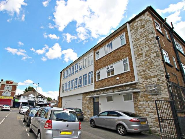 Apartment In Regarth Avenue, Romford Rm1