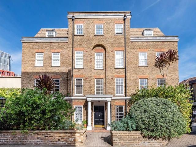 apartment in Regents Bridge Gardens