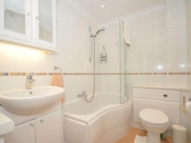 apartment in Richmond Crescent, Staines upon thames, TW18 2BX