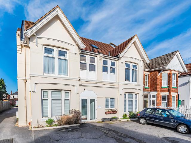 apartment in Richmond House, 108 Parkwood Road, Bournemouth, BH5 2BN