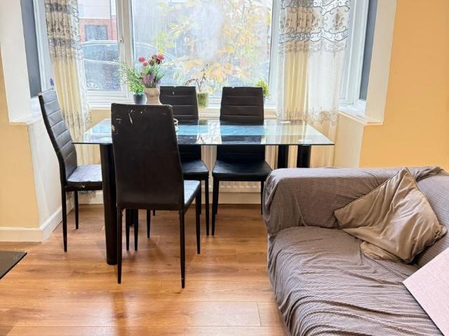 apartment in Rugby Avenue, Wembley