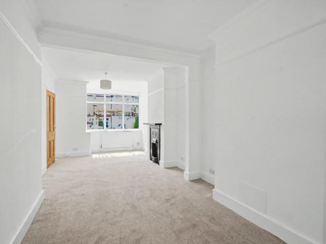 apartment in Woodman Road, LC543, Coulsdon, CR5 3HP