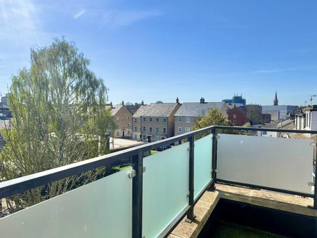 apartment in Woodbridge Road