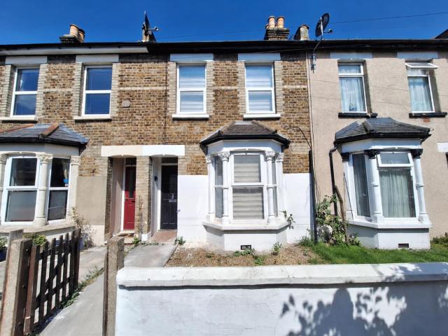 Apartment In Woodcroft Road, Thornton Heath Cr7