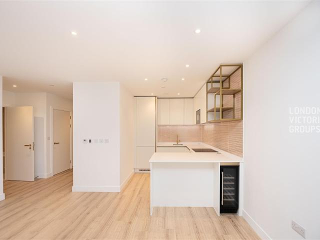 apartment in Waterview House, 12 Quay Walk, London