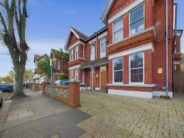 apartment in Warwick Gardens, Worthing, BN11 1PE