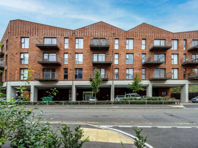 apartment in Wey Corner, Walnut Tree Close