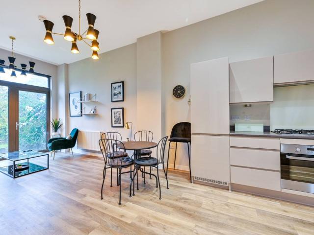 apartment in Wey Corner, Walnut Tree Close