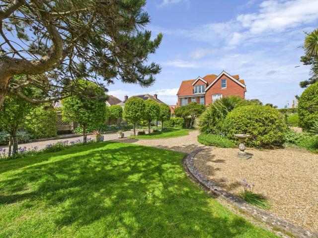 apartment in West Parade, Worthing, BN11 3QP
