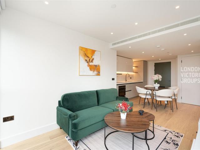 apartment in Westmont Apartments, Fountain Park Way, London