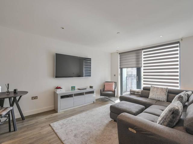 apartment in Wheatstone House 650?654, Chiswick High Road