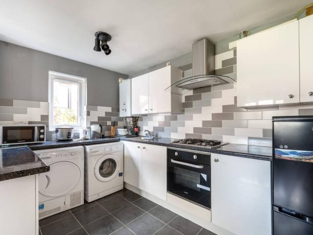 apartment in Wrentham Avenue, NW10