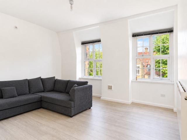apartment in Topham Square, Tottenham, N17