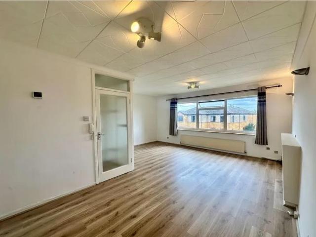 apartment in Temple Close, London, N3 3SB