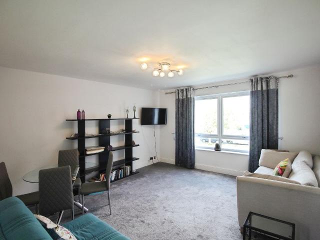 apartment in The Pines, London, N14