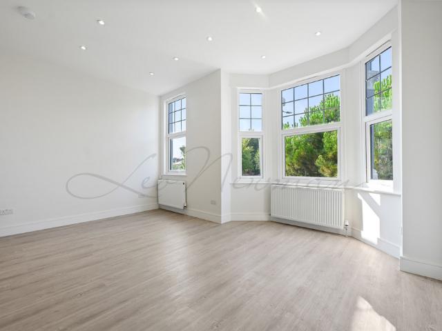 apartment in Upper Richmond Road, Putney, SW15