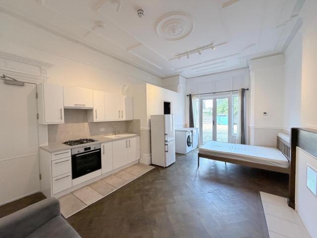 apartment in Uxbridge Road, Acton, W3