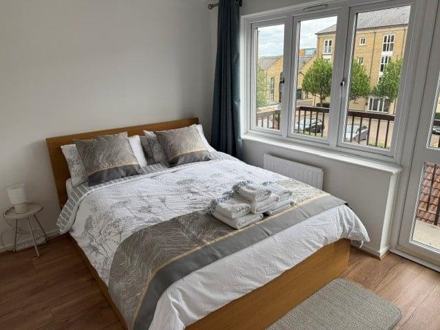 apartment in Vermeer Court, Amsterdam Road, E14