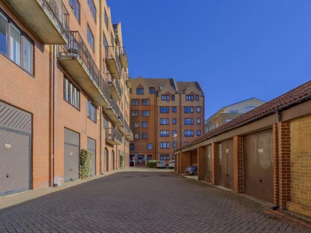 apartment in Vermeer Court, E14