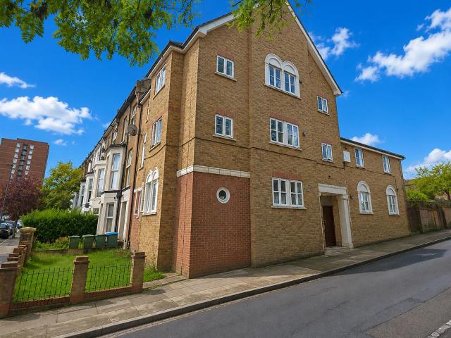 Apartment In Vicarage Park, Plumstead Se18