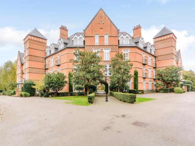 apartment in Virginia Water