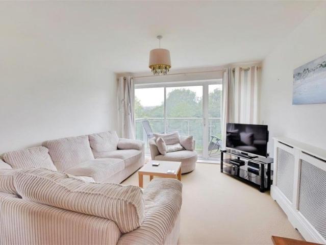 APARTMENT OVERLOOKING GRAND UNION CANAL