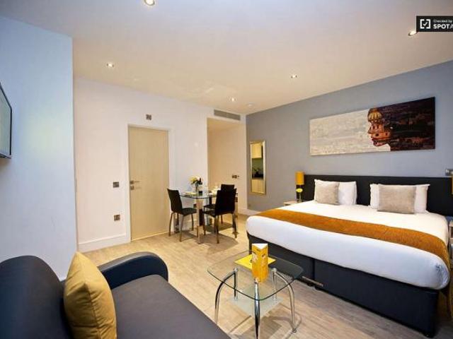 Apartment London London 67368807