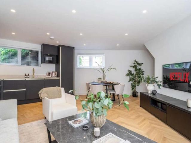 Apartment London London 93184638