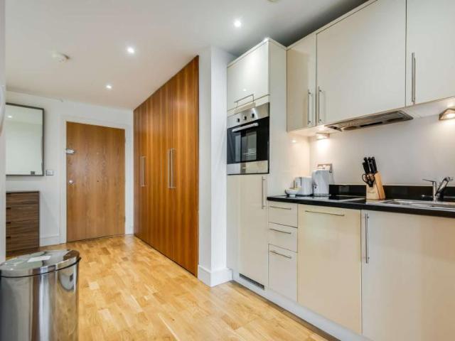 Apartment London London 96985832