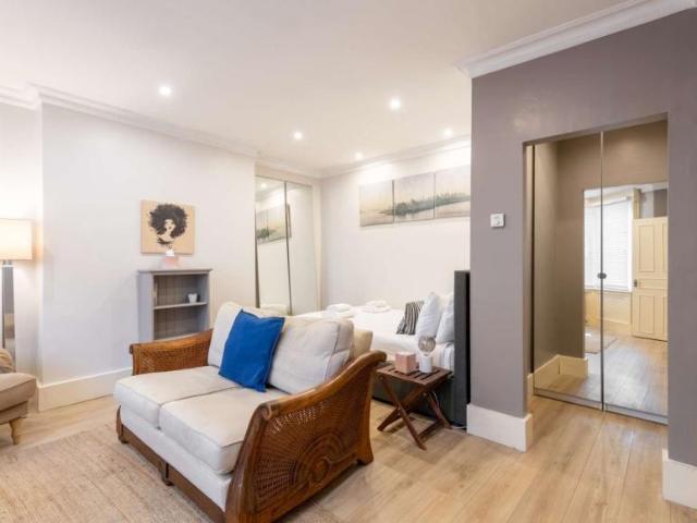 Apartment London London 102755409