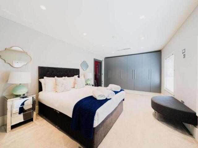 Apartment London London 103372520