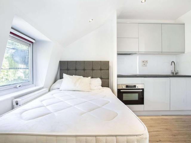Apartment London London LS101853079